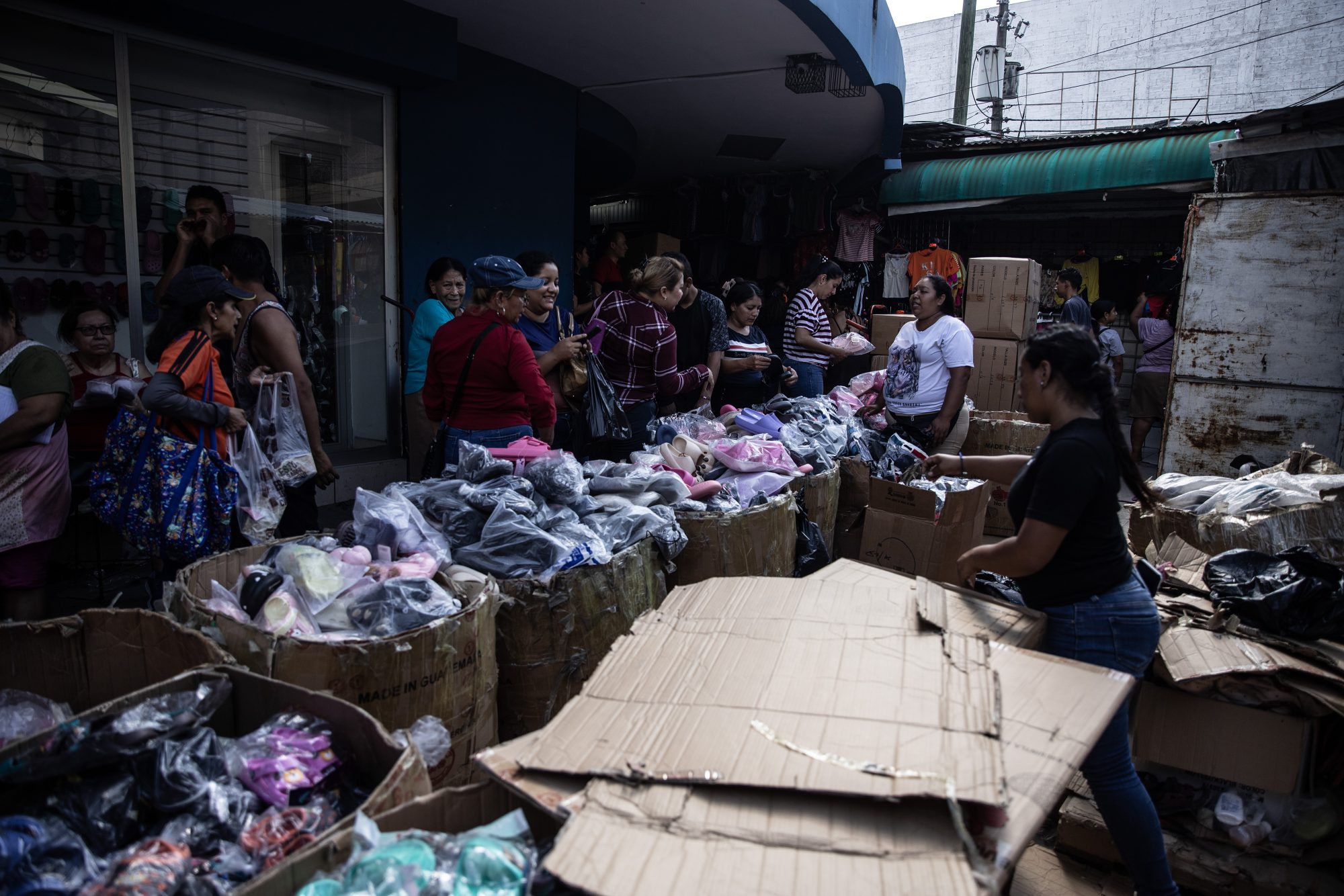 San Salvador Vendors Forced to Sell Off Merchandise before 72-Hour Eviction — Vendedores del ...